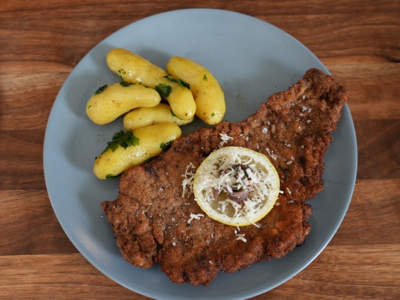 Wienerschnitzel with garnishes - GastroFun.net