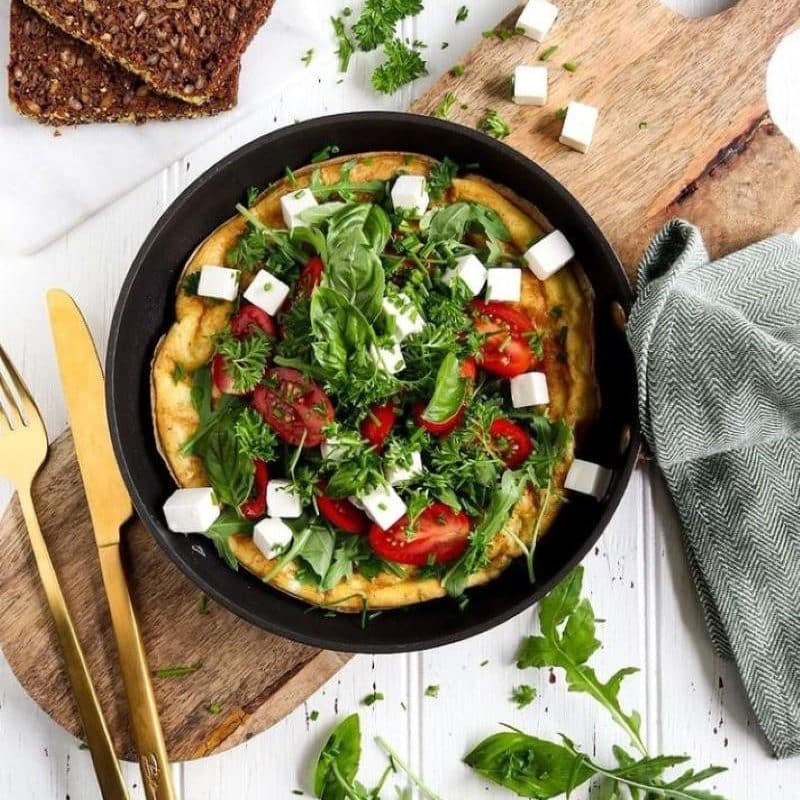 Omelette with arugula, tomatoes, and feta - GastroFun.net
