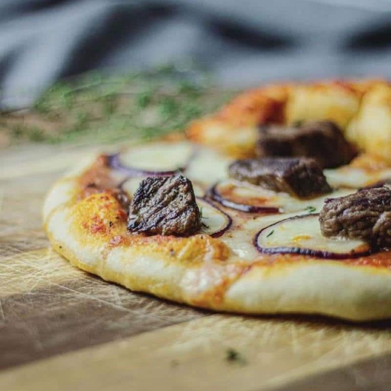 Gourmet pizza with beef tenderloin - GastroFun.net