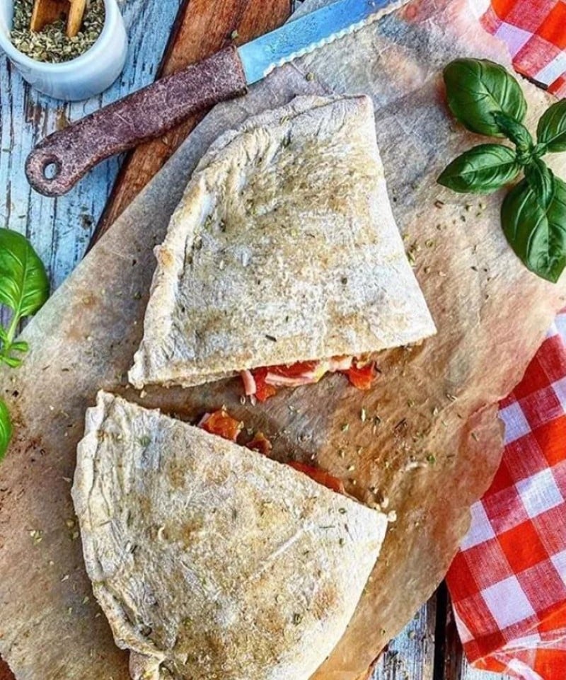 Pizza calzone with ham, mozzarella, and tomato - GastroFun.net