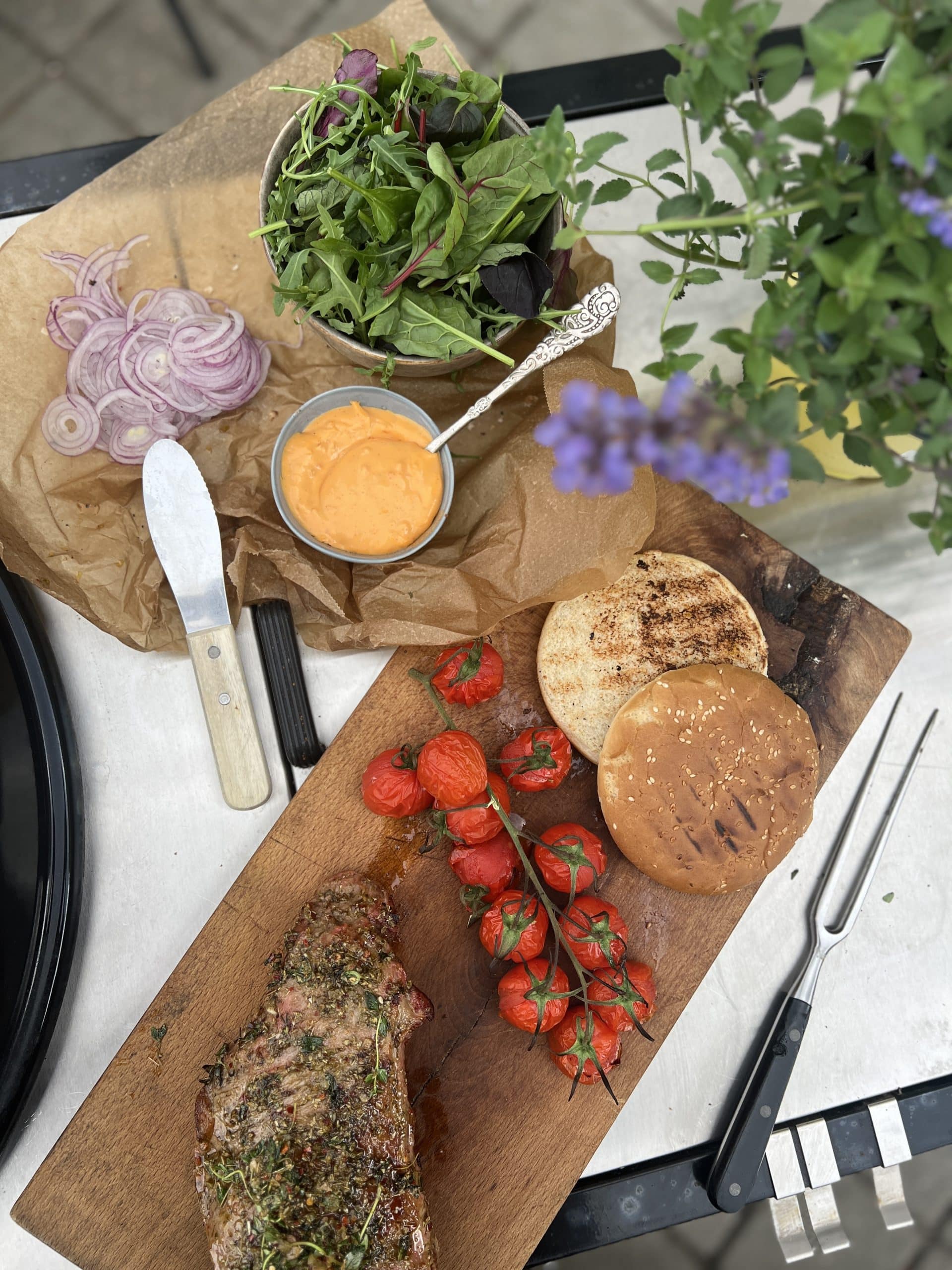 Brushed Veal Roast Burger with Grilled Tomatoes - GastroFun.net
