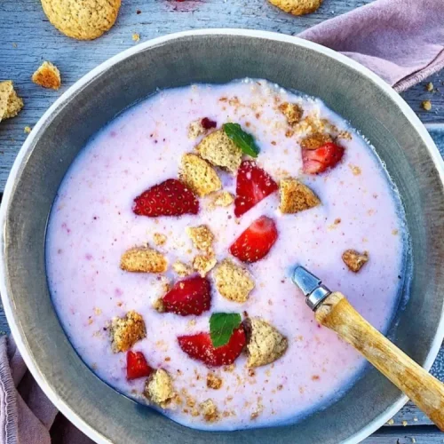Strawberry cold buttermilk soup with homemade kammerjunkere - GastroFun.net