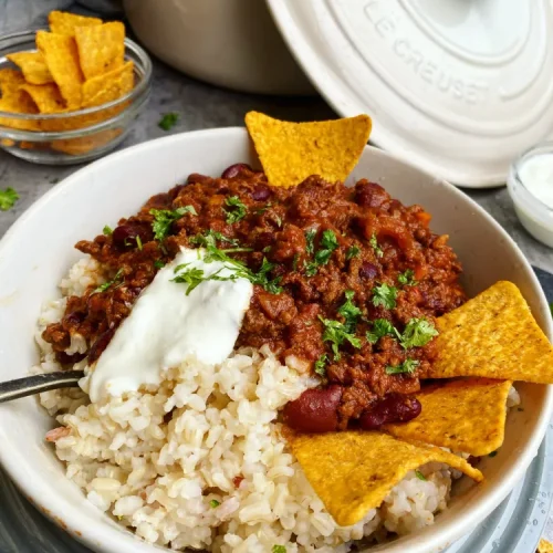 Chili con carne with rice, nachos, and sour cream - GastroFun.net