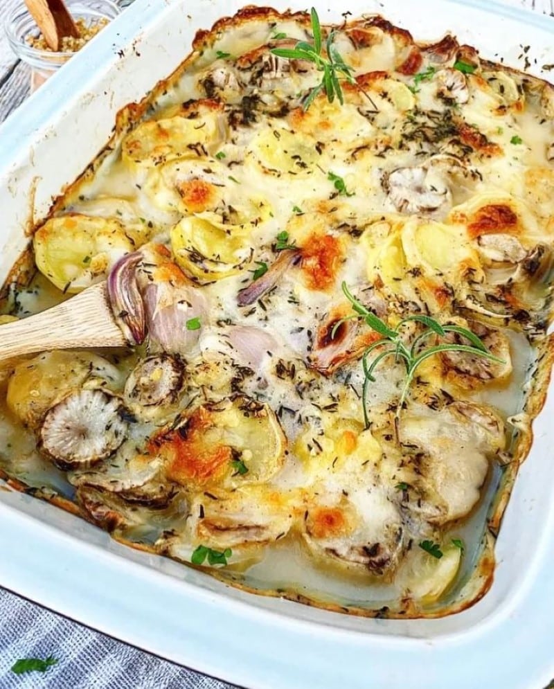 Creamy Potatoes with Jerusalem Artichokes and Cheese - GastroFun.net