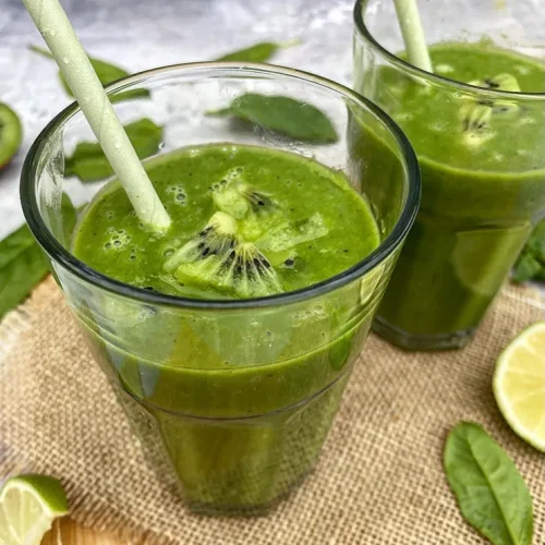 Greenie with spinach, mango, kiwi, and ginger - GastroFun.net