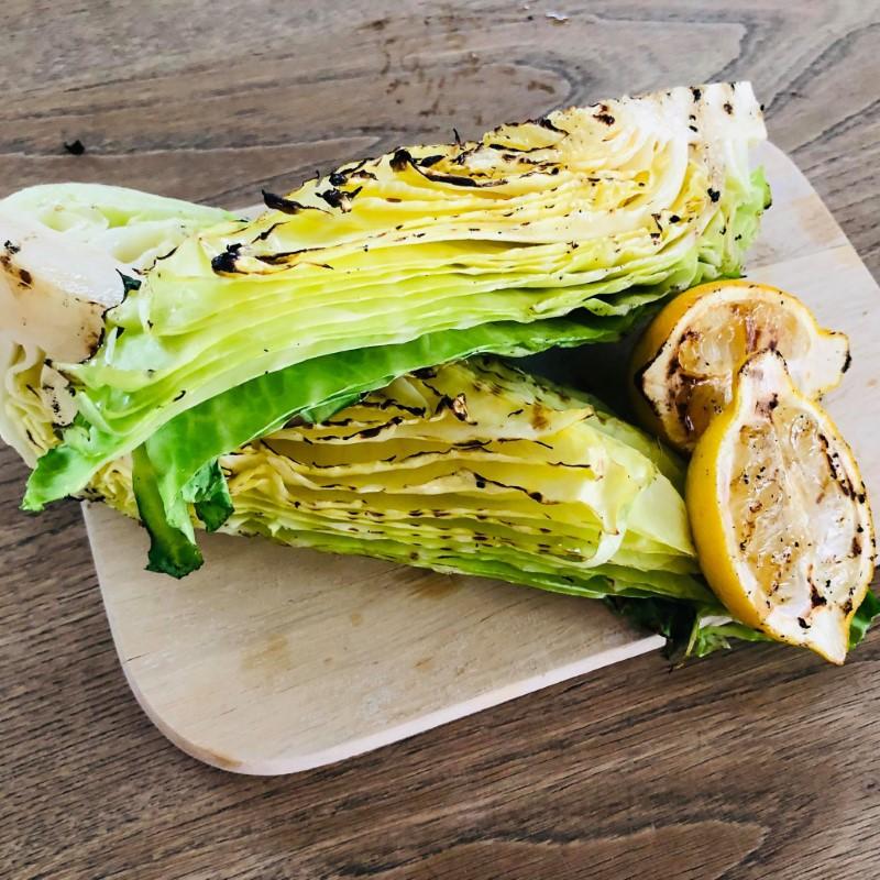 Grilled pointed cabbage with lemon and salt - GastroFun.net