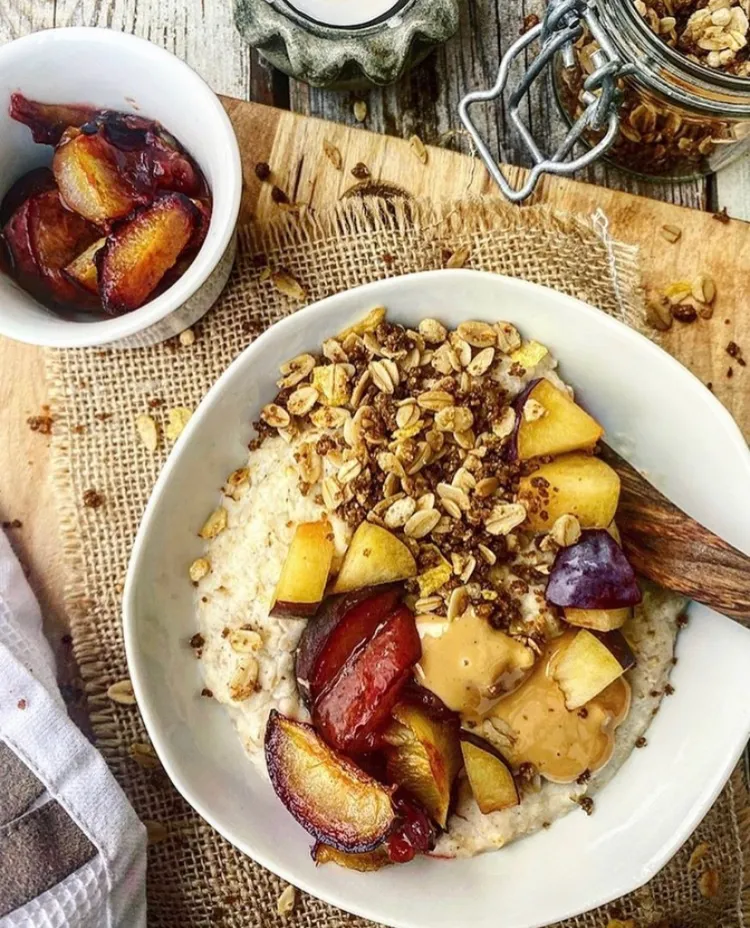 Spicy oatmeal with baked plums - GastroFun.net