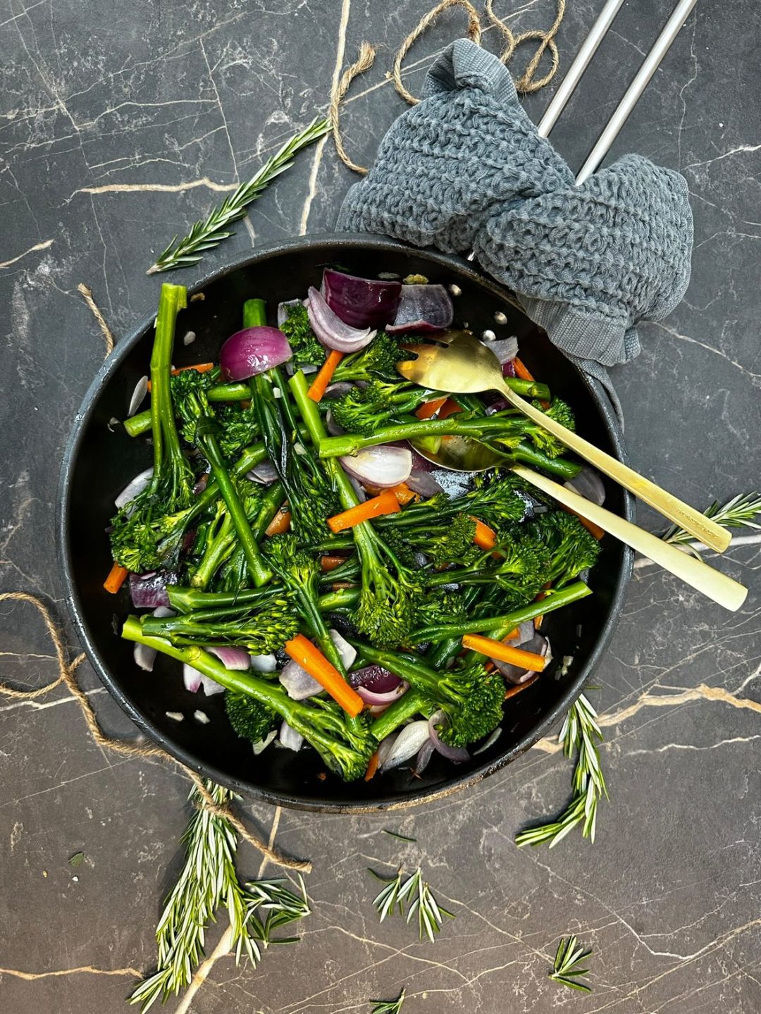 Warm broccoli salad with carrots and red onions - GastroFun.net