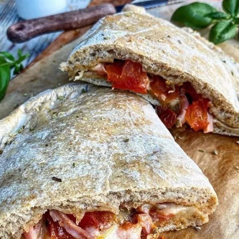 Pizza calzone with ham, mozzarella, and tomato - GastroFun.net