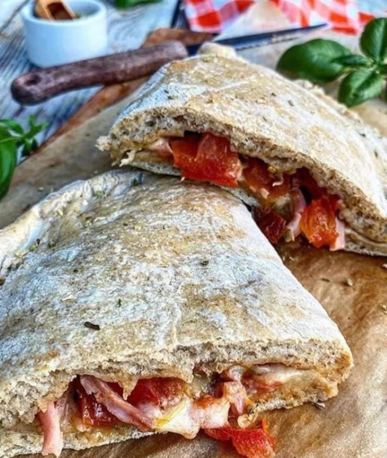 Pizza calzone with ham, mozzarella, and tomato - GastroFun.net