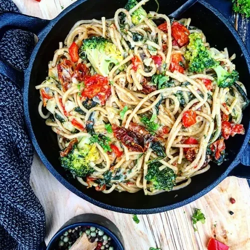 Vegetarian one pot pasta with tomatoes, broccoli, spinach, and bell ...
