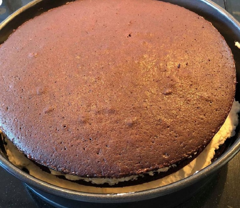 Chocolate Layer Cake with Strawberries and Mascarpone - GastroFun.net