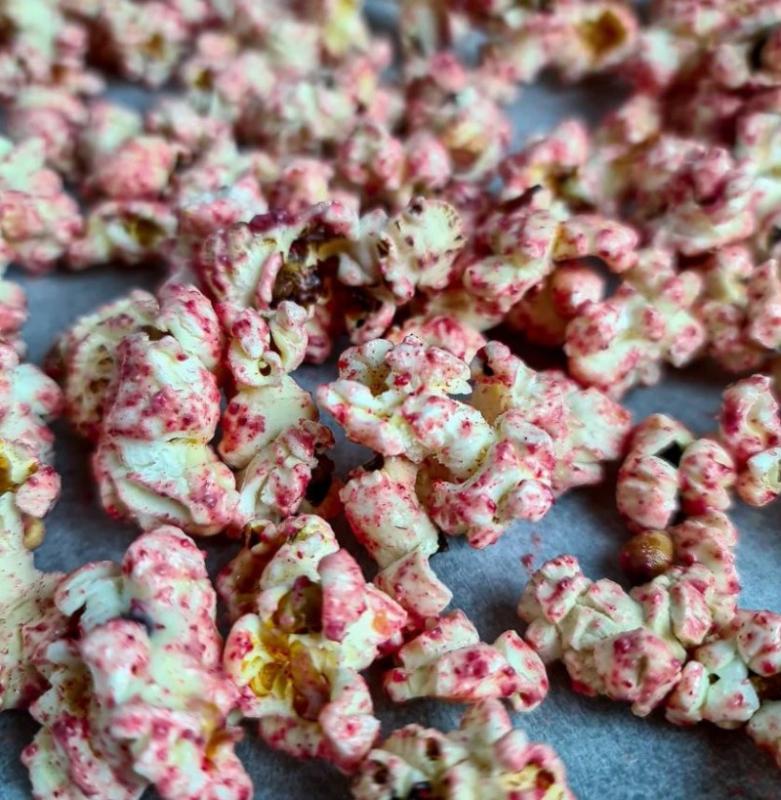 Popcorn with white chocolate and raspberries - GastroFun.net